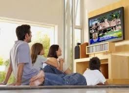 Menonton TV bersama dengan keluarga