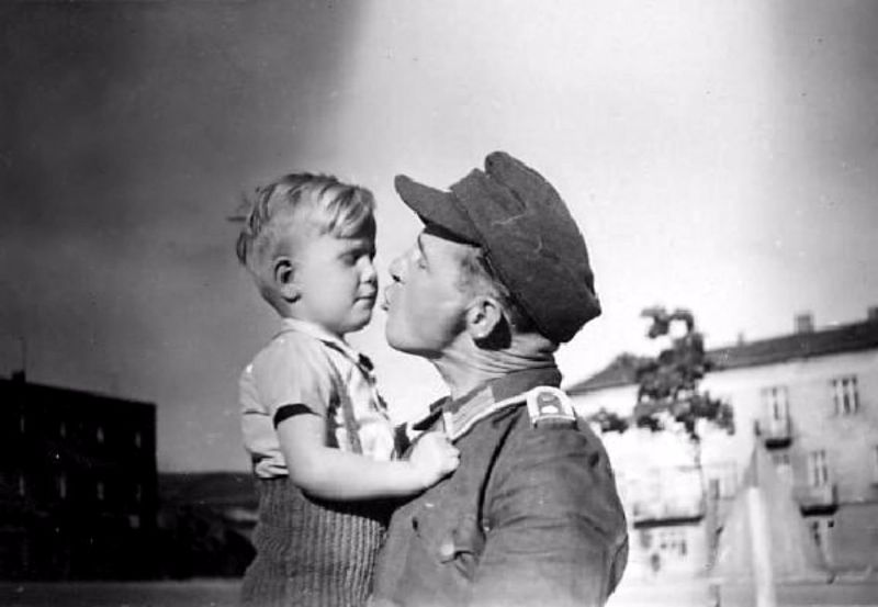 31 Amazing Pictures That Capture Emotional Moments Of Soldiers And
