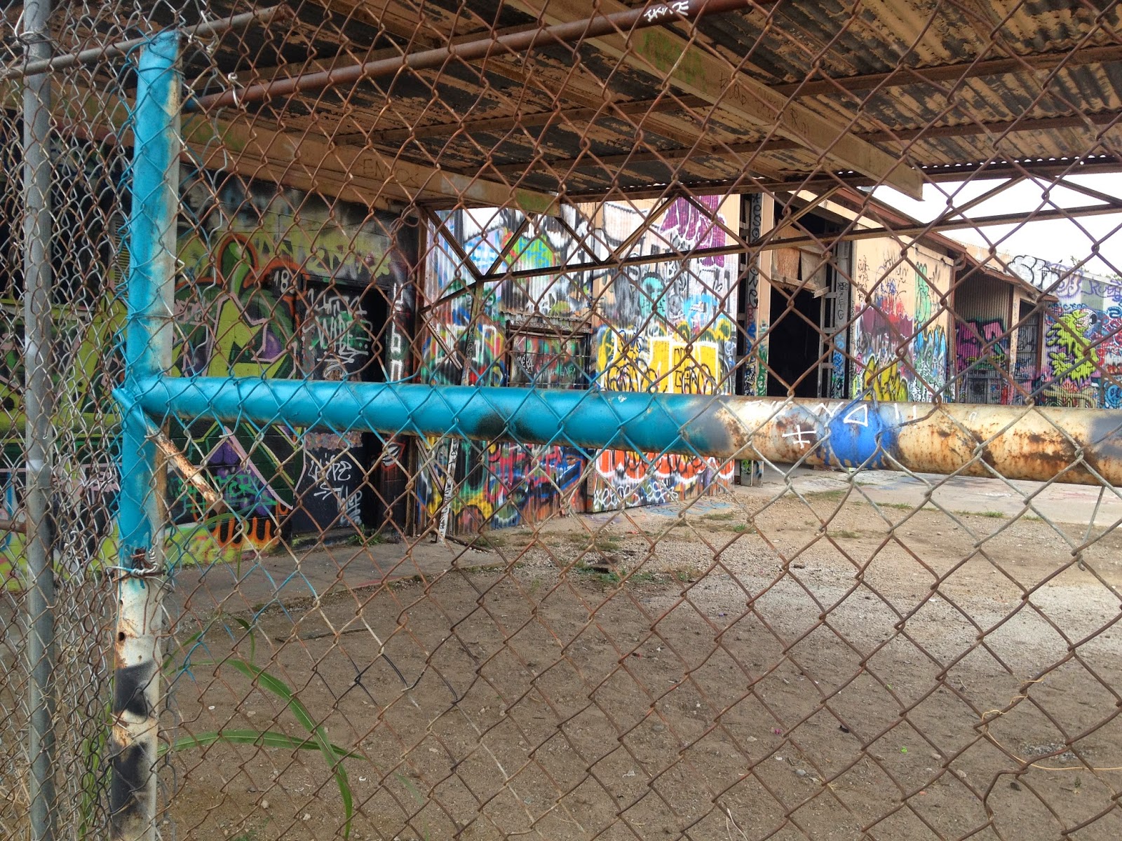 Dallas Graffiti : Dallas’ first ‘free wall,’ in West Dallas, gives ...