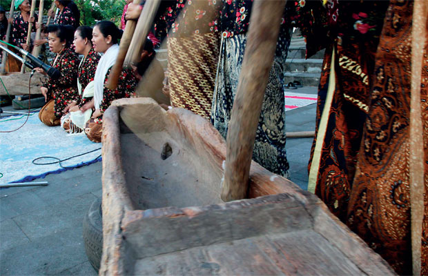 SENI BUDAYA KOTEKAN LESUNG