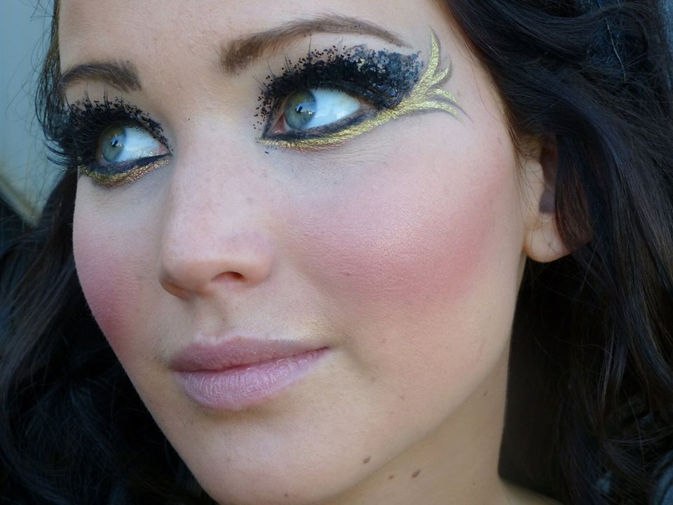 Ve Neill comparte nuevas imágenes del detrás de escena del maquillaje ... Ve Neill comparte nuevas imágenes del detrás de escena del maquillaje ...