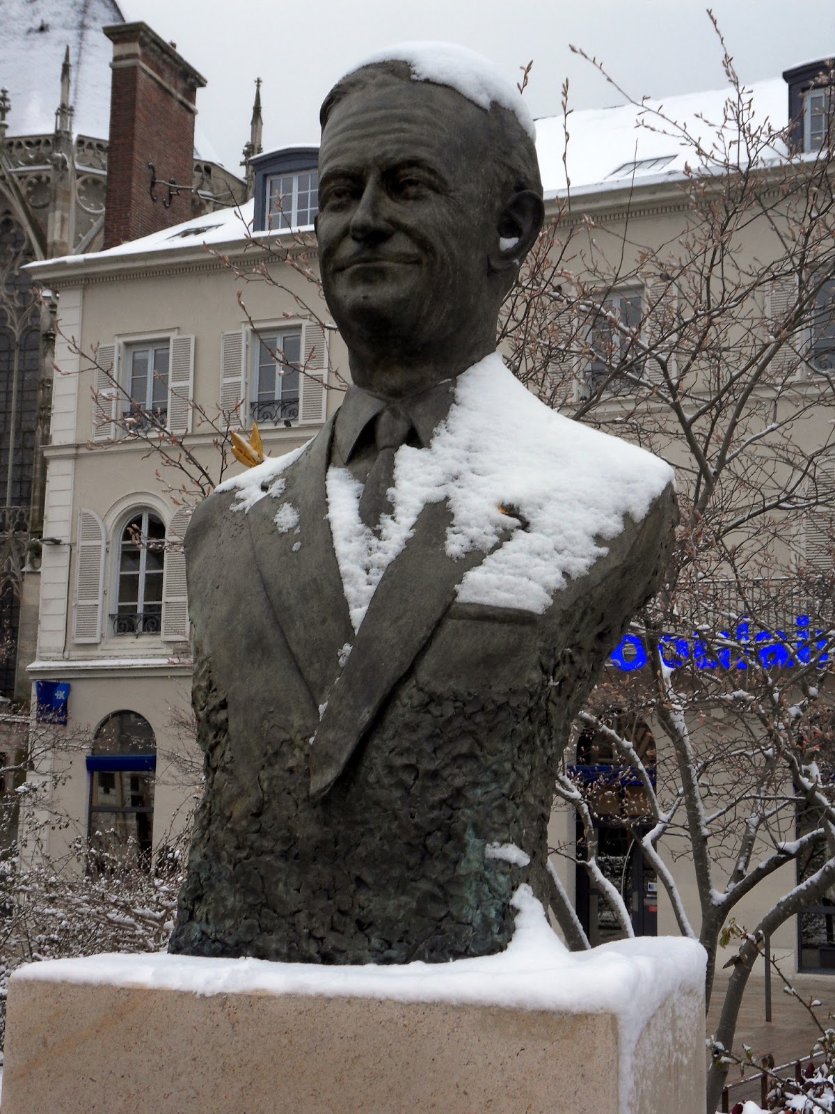 Troyes-en-Champagne: Troyens célèbres et gargouilles sous la neige et ...