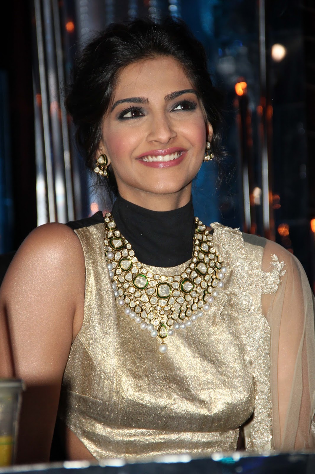 Sonam Kapoor Super Sexy Skin Show At Film 'Raanjhanaa' Promotions On ...