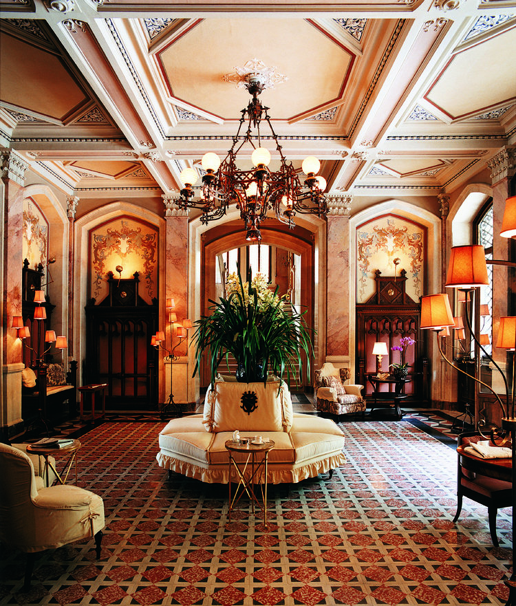 Eye For Design: Decorating With the Borne Settee