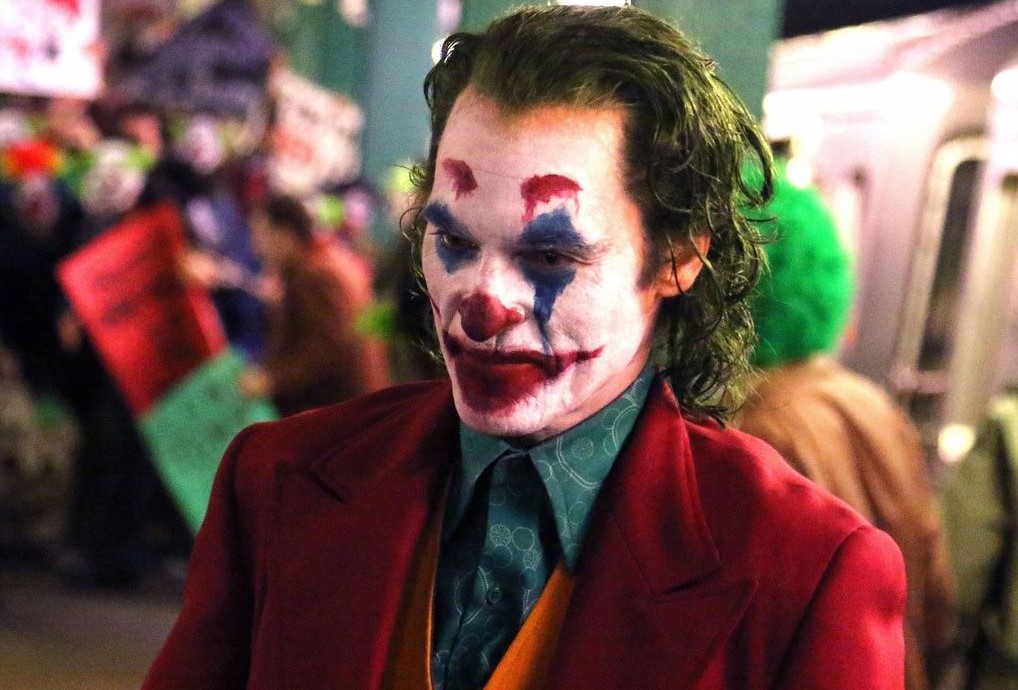 Pôster de “Coringa” pede para você fazer uma cara feliz, trailer sai ...