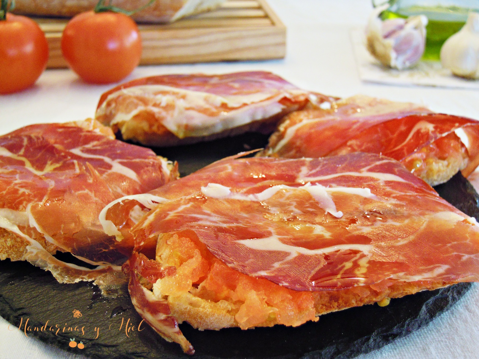 Tosta de jamón ibérico con tomate y ajo | Mandarinas y miel