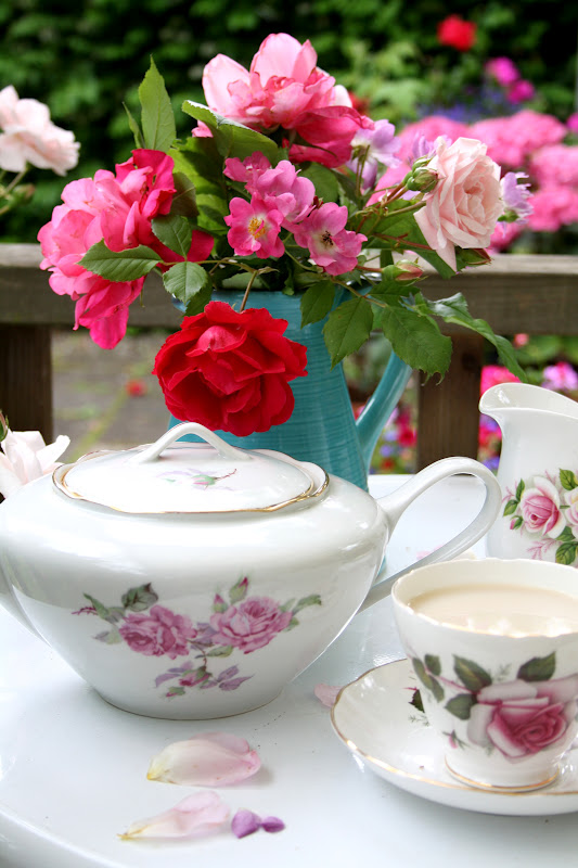 Madelief: Late June garden