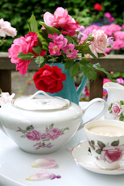 Madelief: Late June garden