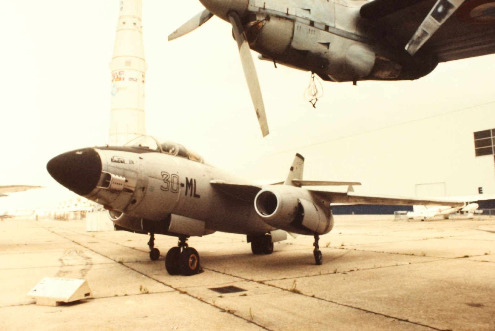 Airplanes in the skies + FAF history: Sud Aviation Vautour