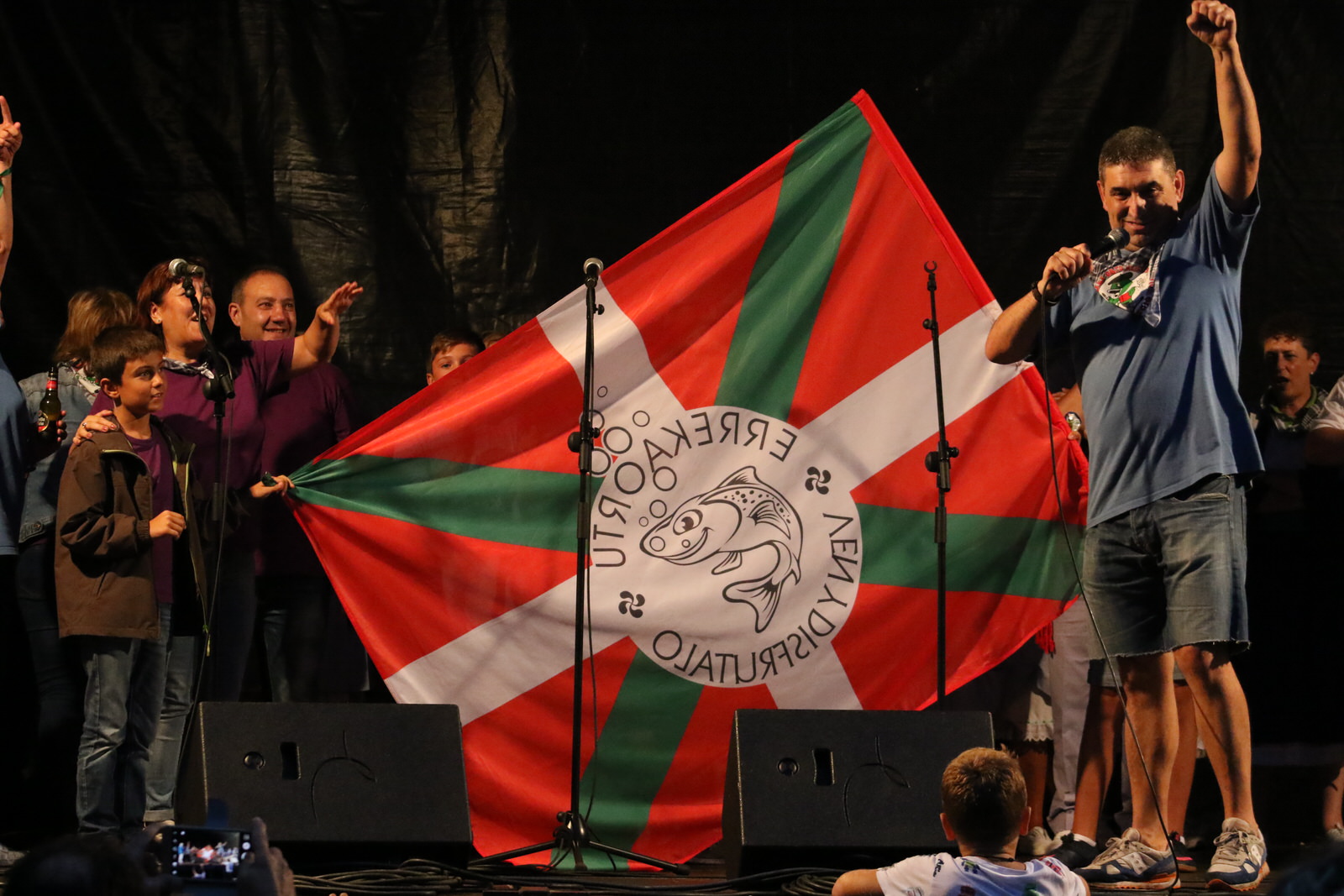 Cientos de personas despiden las fiestas de Retuerto y a su trucha jubilada