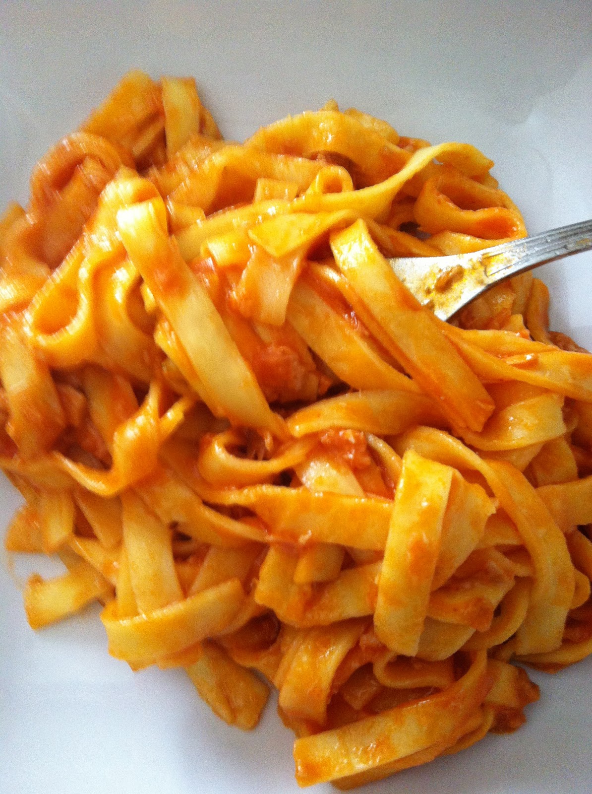 LAS RECETAS FÁCILES DE MAMA: TALLARINES CON SALSA DE TOMATE Y ATÚN