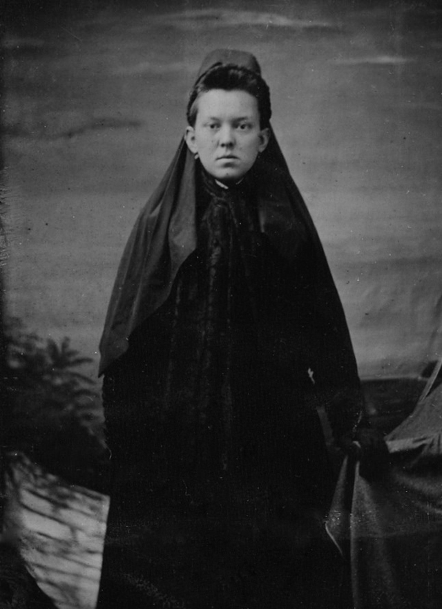 40 Eerie Portraits of Women in Mourning Dress From the Victorian Era ...