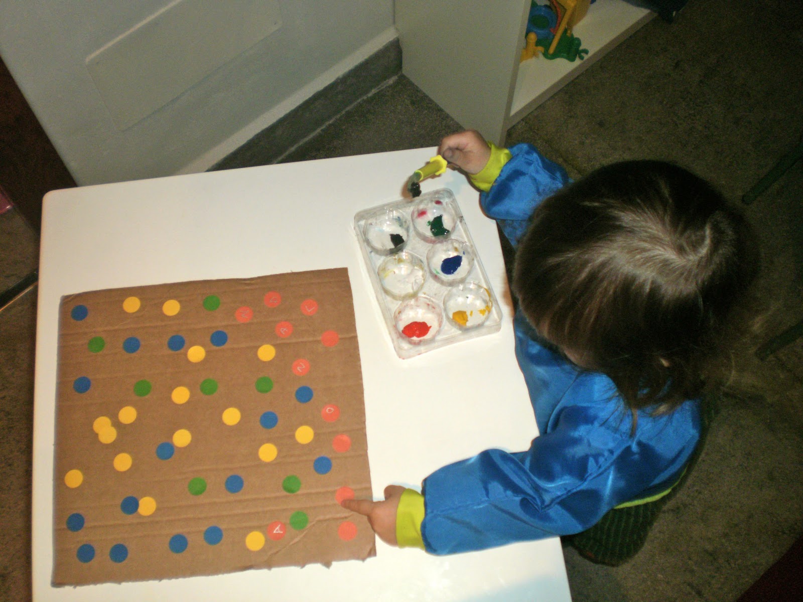 Trapeando: hilos y trapos: PINTAR CON TÉMPERAS Y PEGATINAS