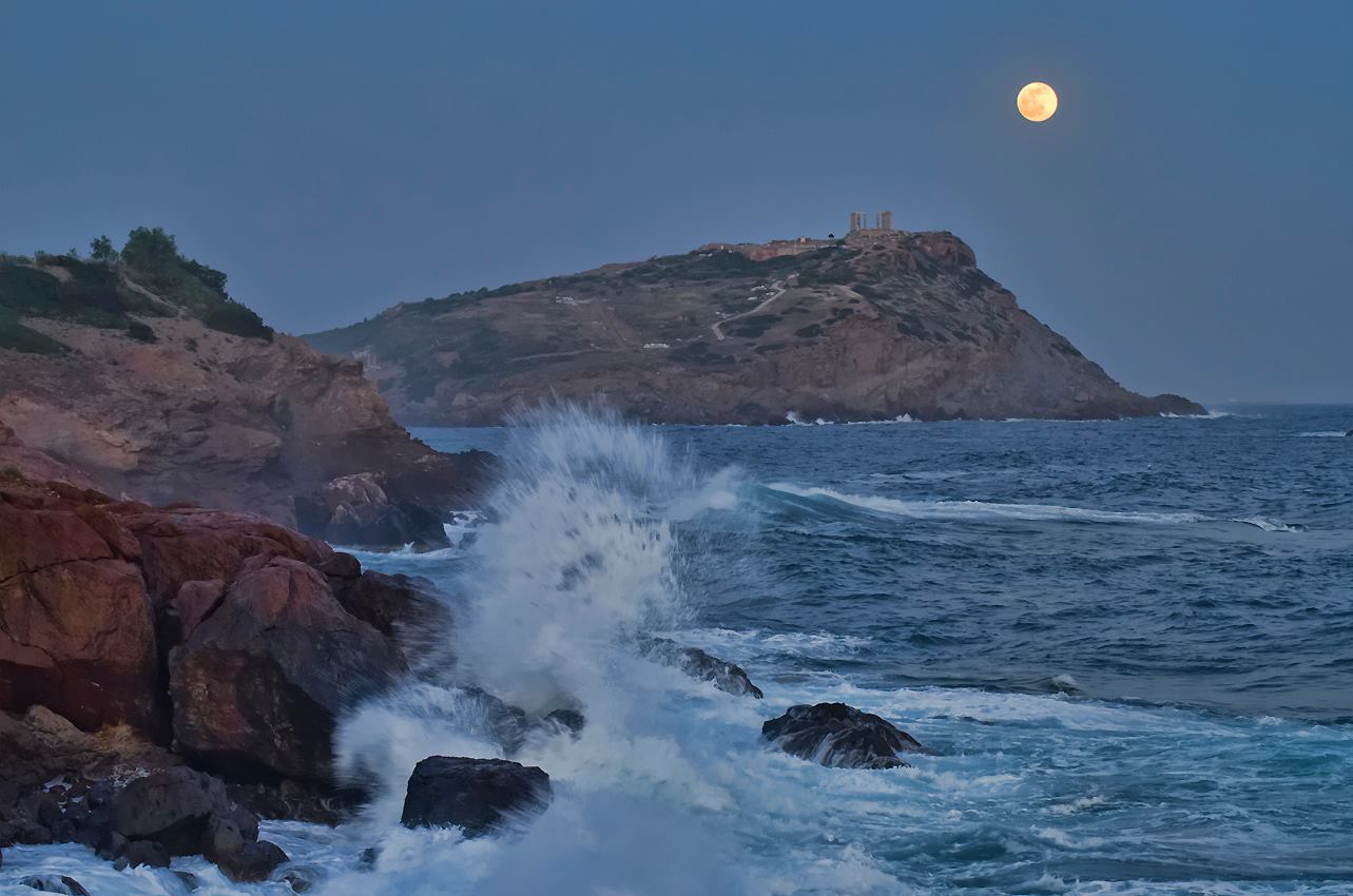 The passion of colors: full moon in Greece!