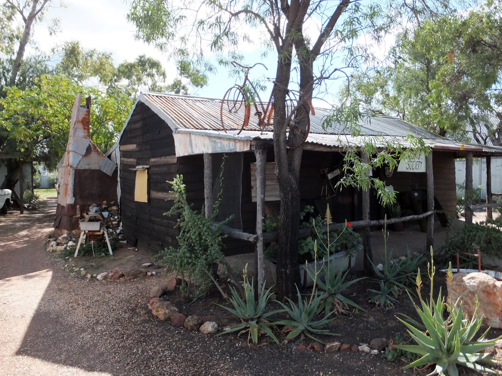 "THE LEYLAND SISTERS": LIGHTNING RIDGE - POPULATION: