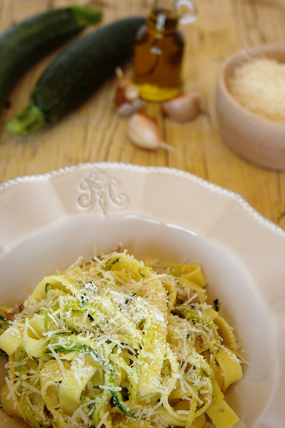 Cinco Quartos de Laranja: Tagliatelle com courgette e bacon salteado