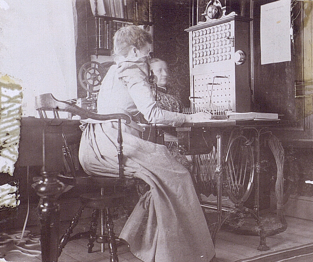 18 Rare Vintage Photographs of Swedish Telephone Operators at the Turn ...