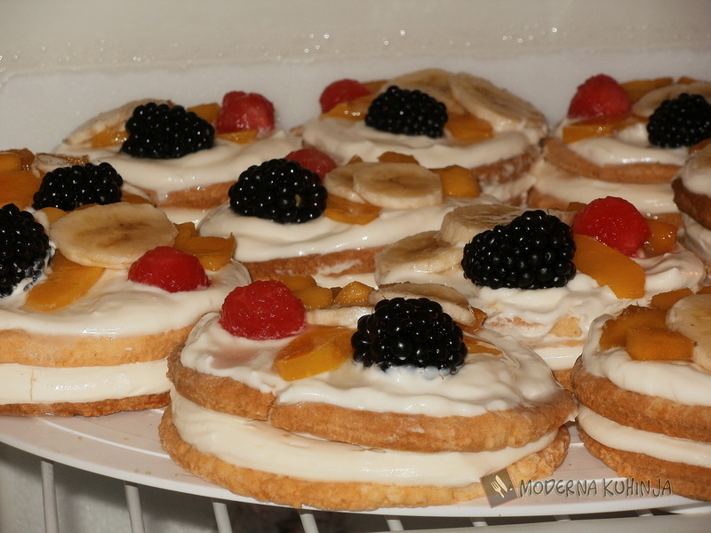 Mini tortice s vanilijom i voćem - Moderna kuhinja - na moj način