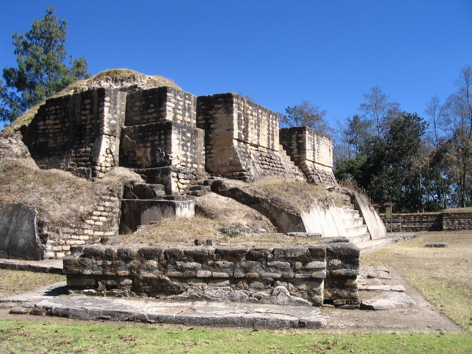 Small World...Big Family: Ruinas De Iximché