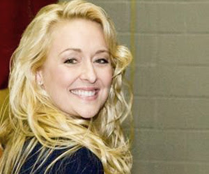 Mincy Mccready Beautiful Singer Wallpapers | Faster Black