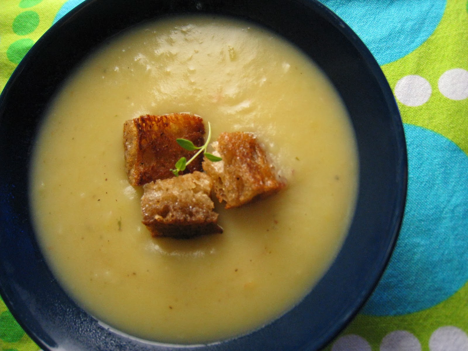 Soppasirkus: Purjo-perunasosekeitto ja leipäkrutongit