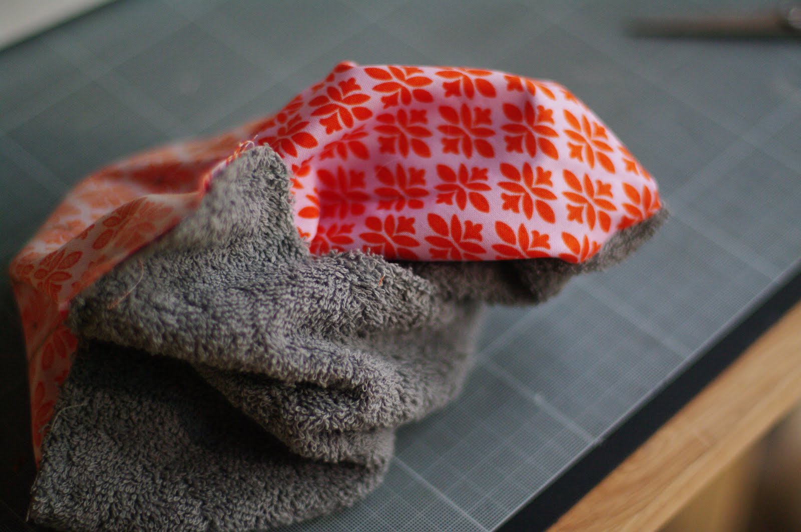 de rerum natura: Bavoir à rallonge pour fratrie partageuse : tutoriel