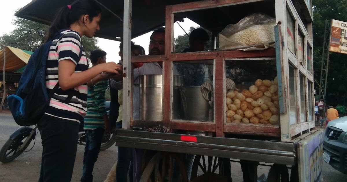 Street Food Vendors: Pani Puri Vendors in Gandhinagar