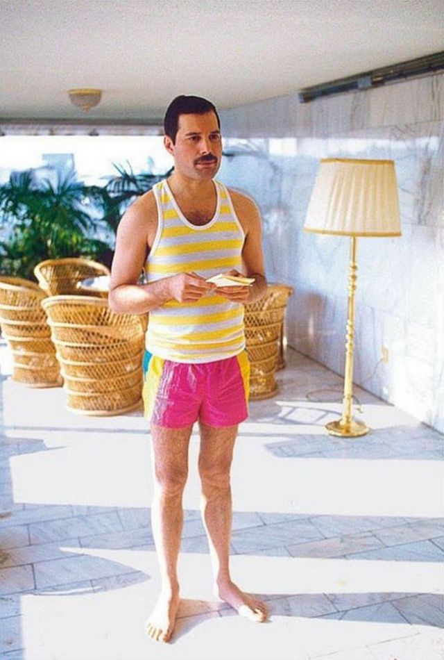 24 Fascinating Vintage Photographs of Freddie Mercury in His Short ...
