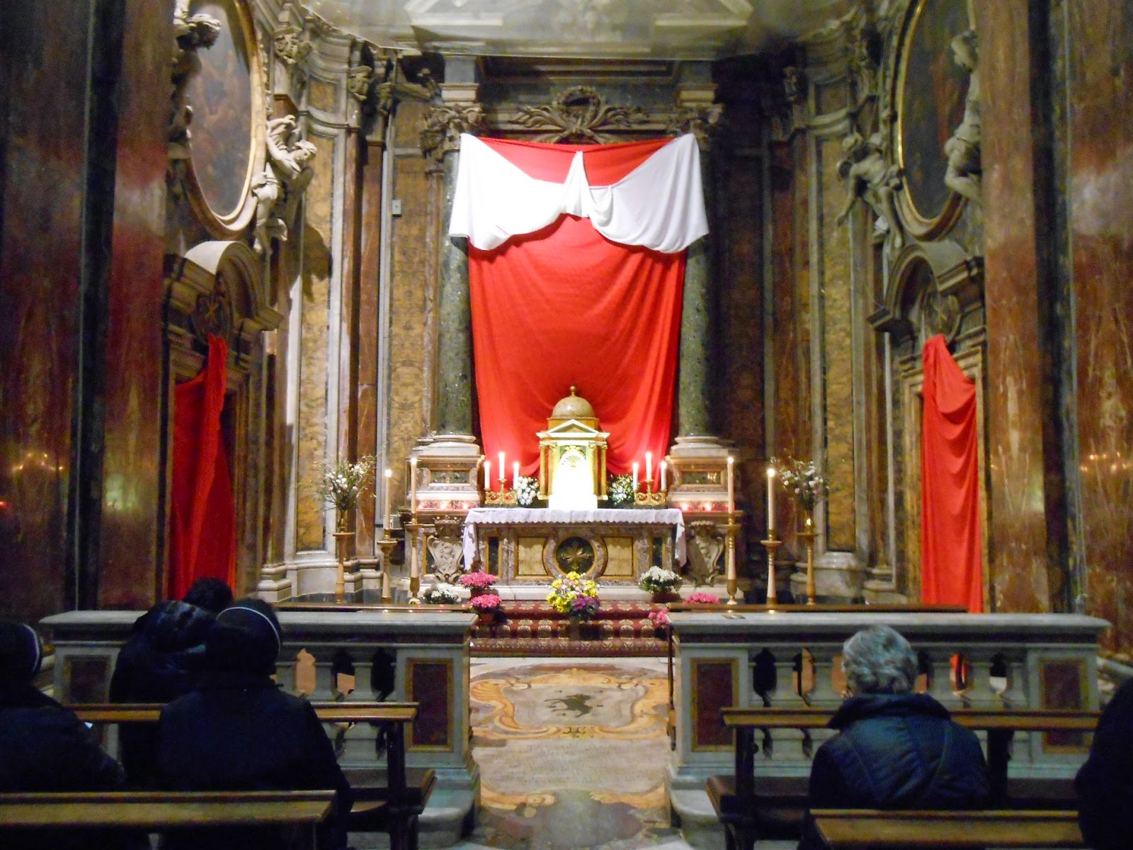 New Liturgical Movement: Roman Sacrament Altars, Holy Thursday 2015