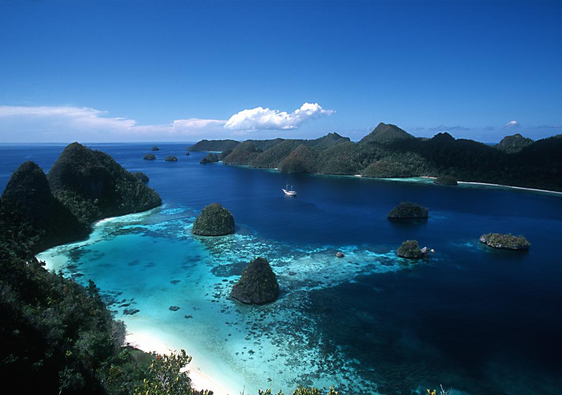 Indonesia Holiday place: KARIMUNJAWA ISLANDS