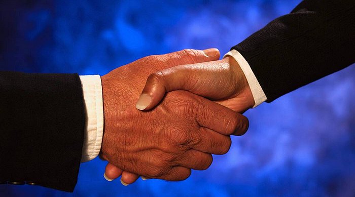 Tres formas de dar la mano - Vida social