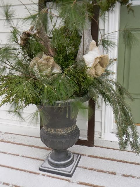 FOCAL POINT STYLING: DECORATING WITH URNS FOR THE HOLIDAYS