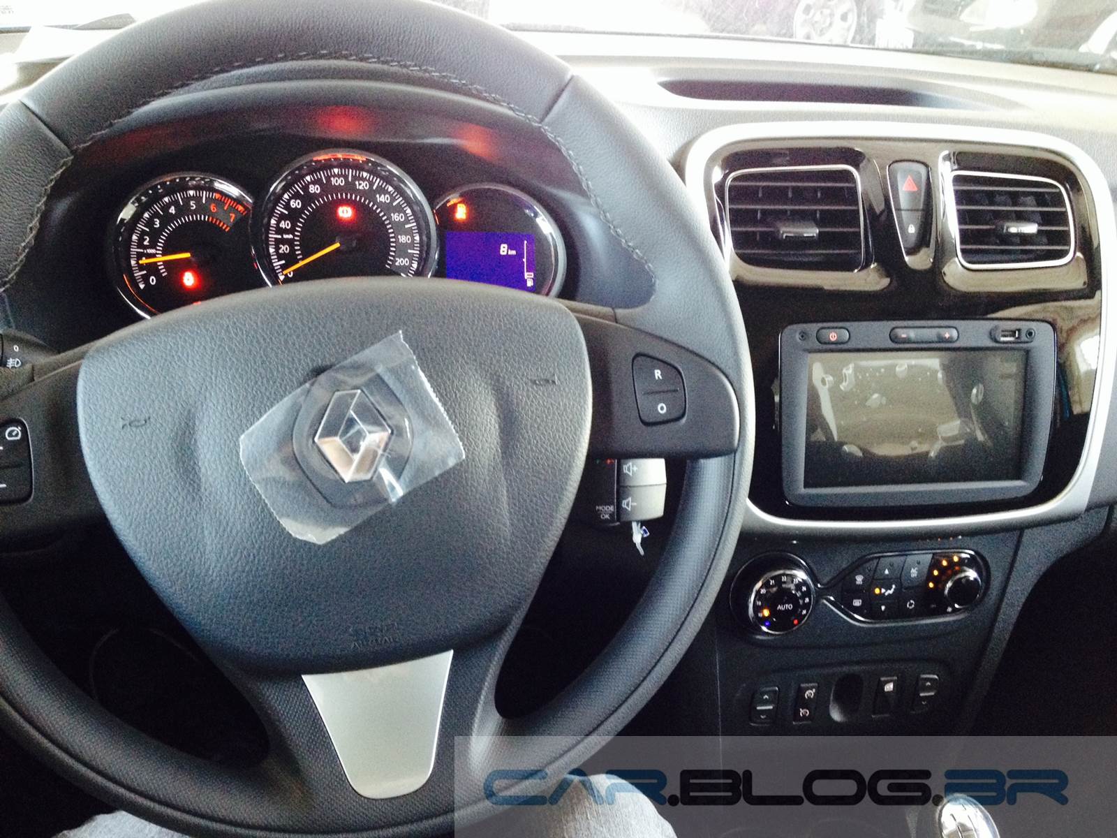 Renault Sandero 2015 Dynamique 1.6: fotos e especificações