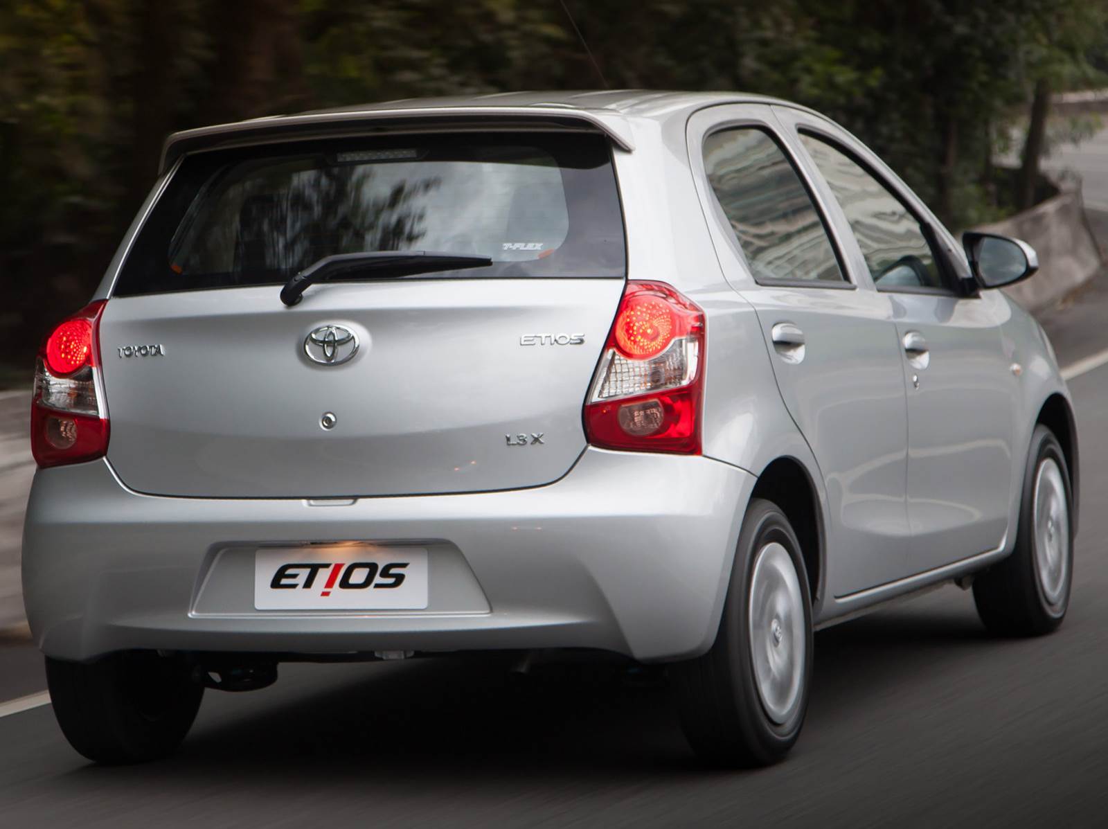 Toyota Etios 2015 fica mais caro, mas ganha equipamentos | CAR.BLOG.BR ...