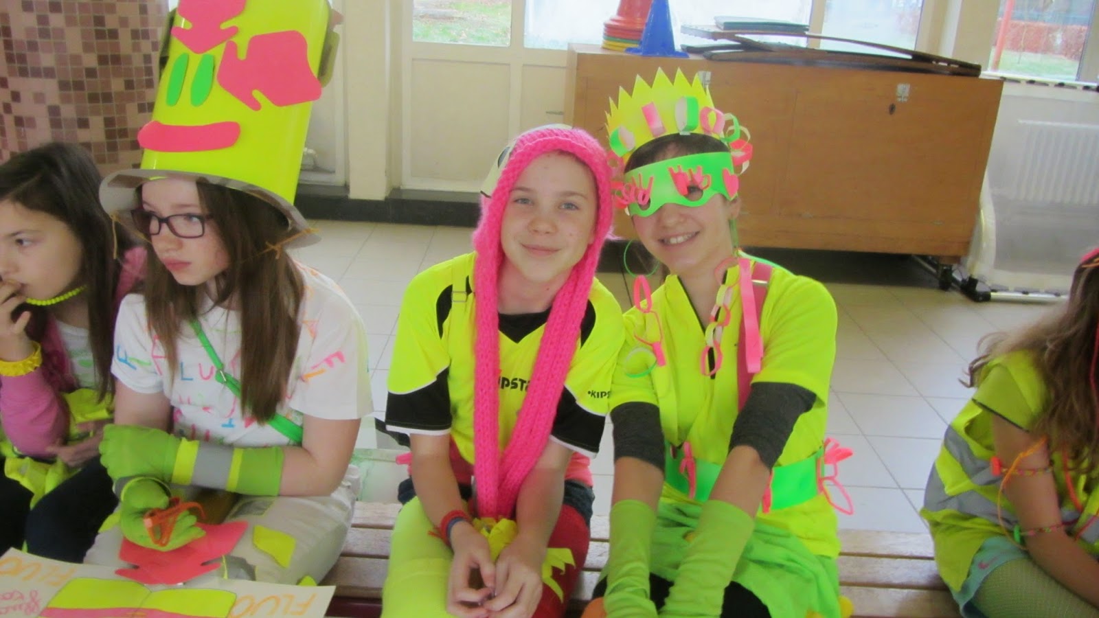 Welkom in ons eerste kleuterklasje.: Fluo dag.