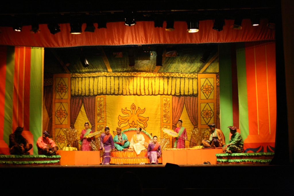 Teater Bangsawan Puteri Selindungan Bulan...=D | Hamka Kecil