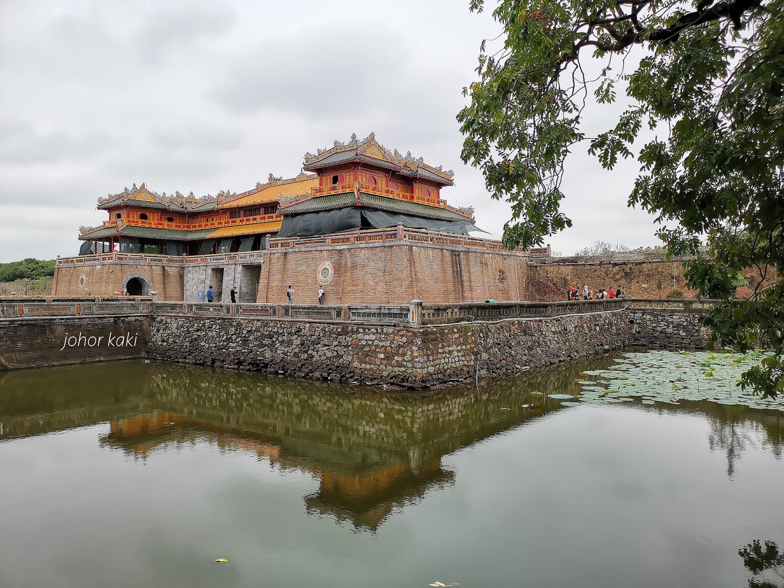 Things to See & Eat at Historic Cho Dong Ba Market in Hue |Tony Johor ...
