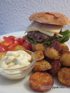 Trines Oppskrifter: US burger med røget ost og enkle potetbåter