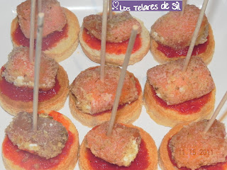 SALMÓN CON PHILADELPHIA SOBRE MERMELADA DE PIMIENTOS