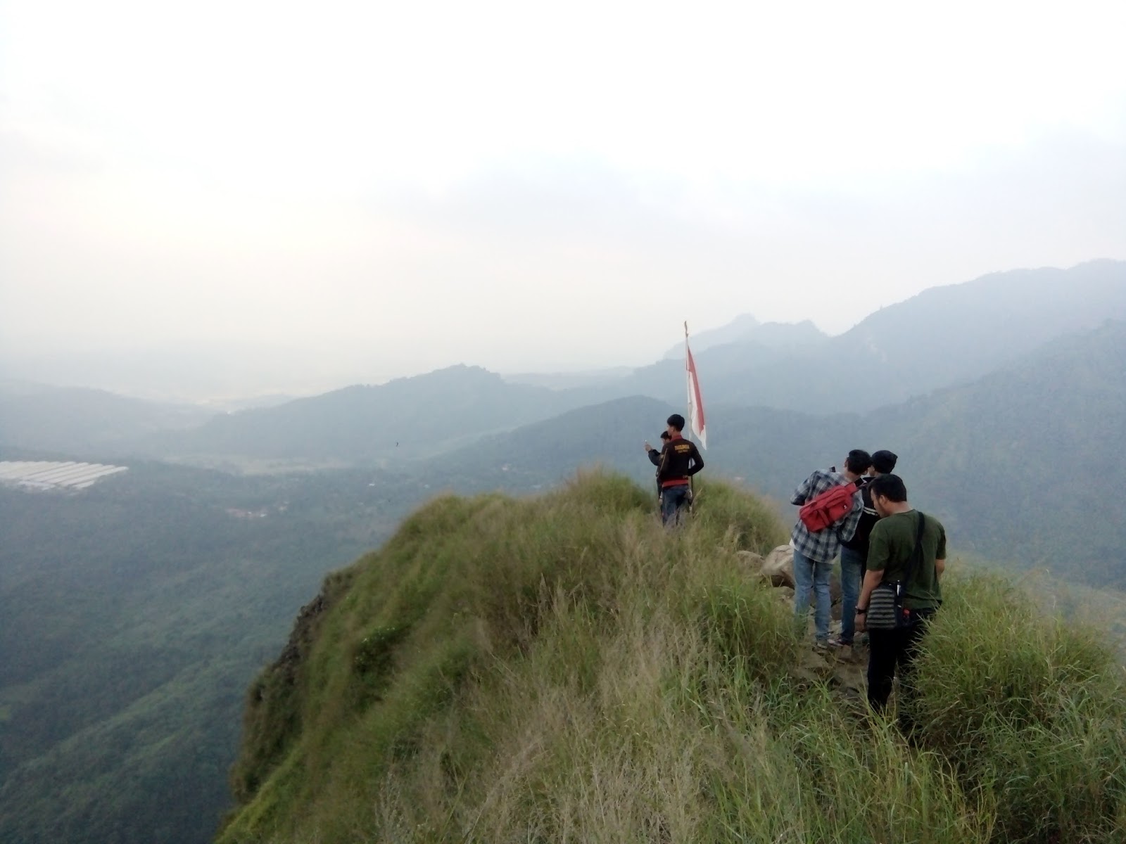 Sepatu Tanpa Kaca: Kemerdekaan di Puncak Gunung Batu Jonggol, Bogor