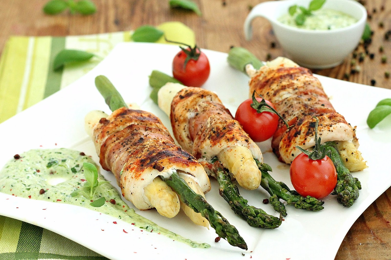 wesoła kuchnia: Szparagi z grilla z sosem bazyliowym