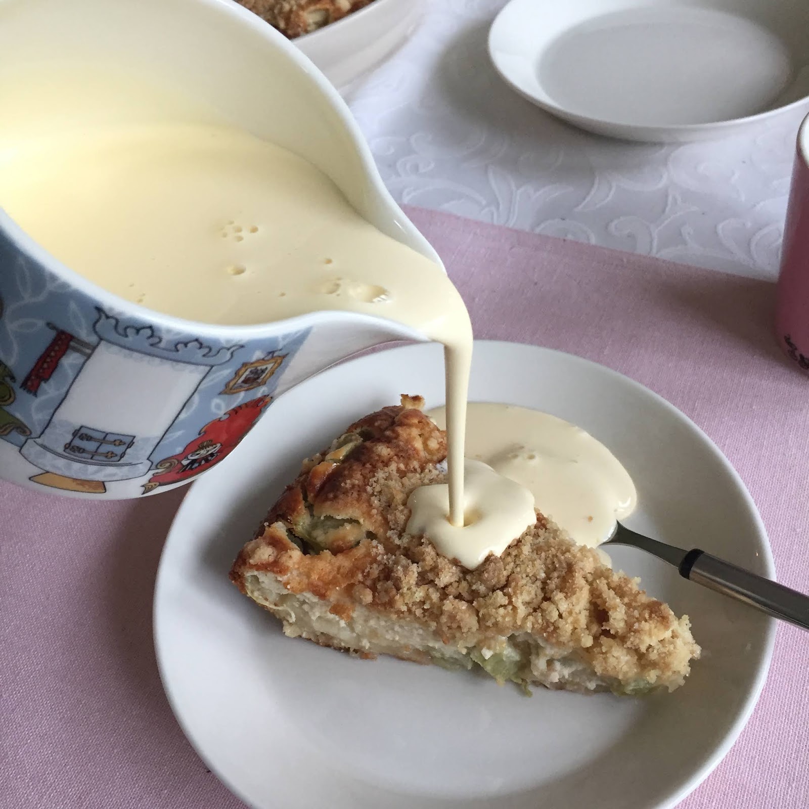 Täykkäri: Rahka-raparperipiirakka