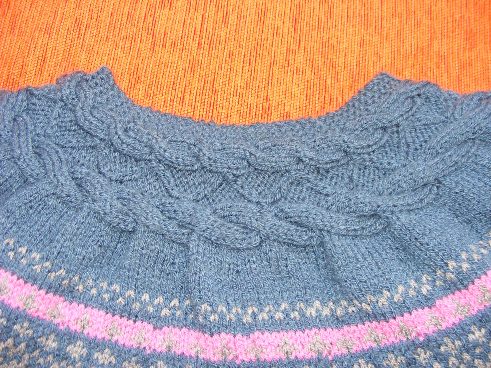 Handmade tricotaje: Pulover tricotat in 3 culori cu torsade