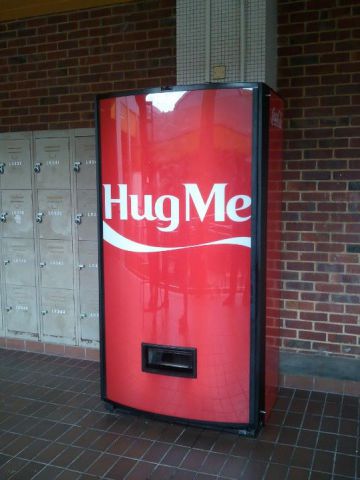 Dengan memeluk Vending Machine ini, Anda akan dapat minuman - Boku no Blog