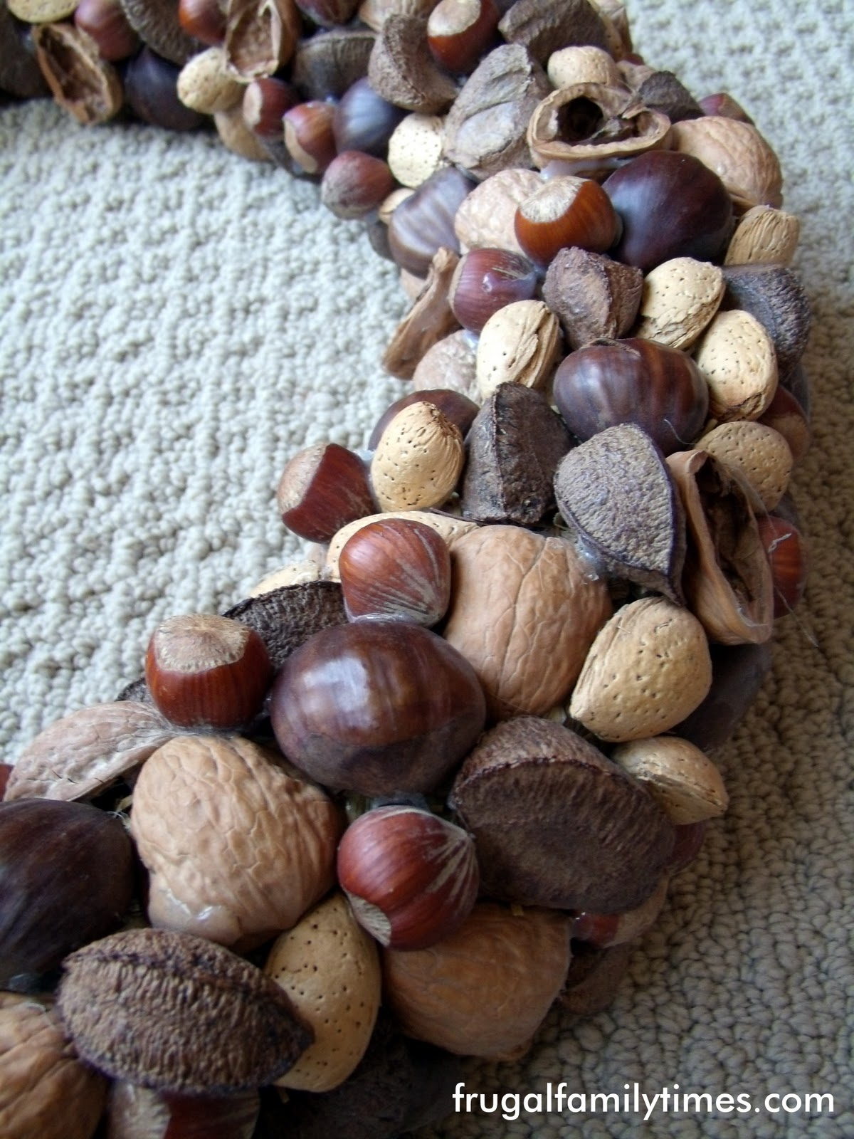 How To Make A Classic, Natural & Easy Nut Wreath For The Holidays ...