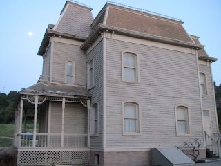 KirkTrekModeler's Model Blog: PSYCHO! Bates Mansion, Polar Lights Kit ...