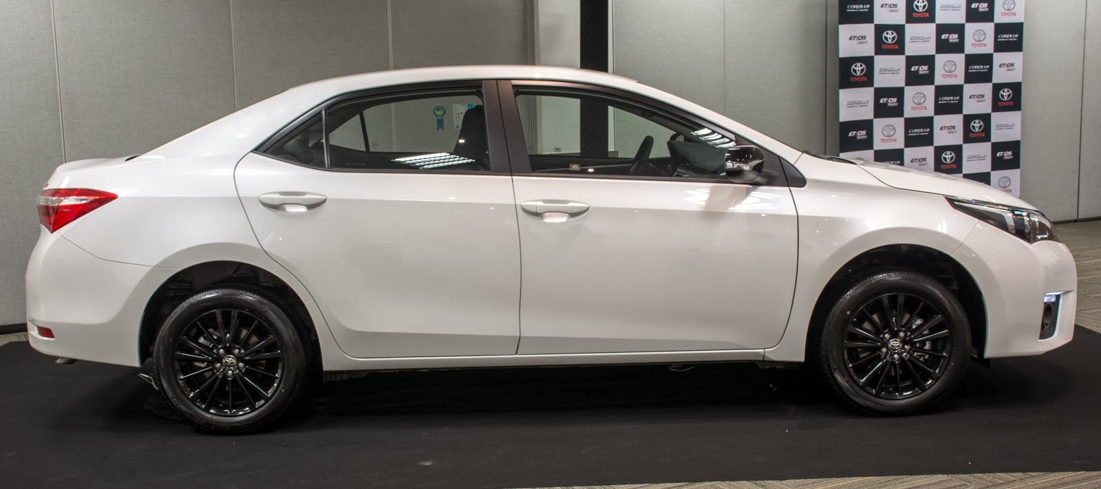 Toyota Corolla Dynamic 2.0 é reação aos novos sedans médios