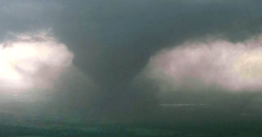 Globe Backyard: Monster Tornado Tears Through Oklahoma Globe Backyard: Monster Tornado Tears Through Oklahoma