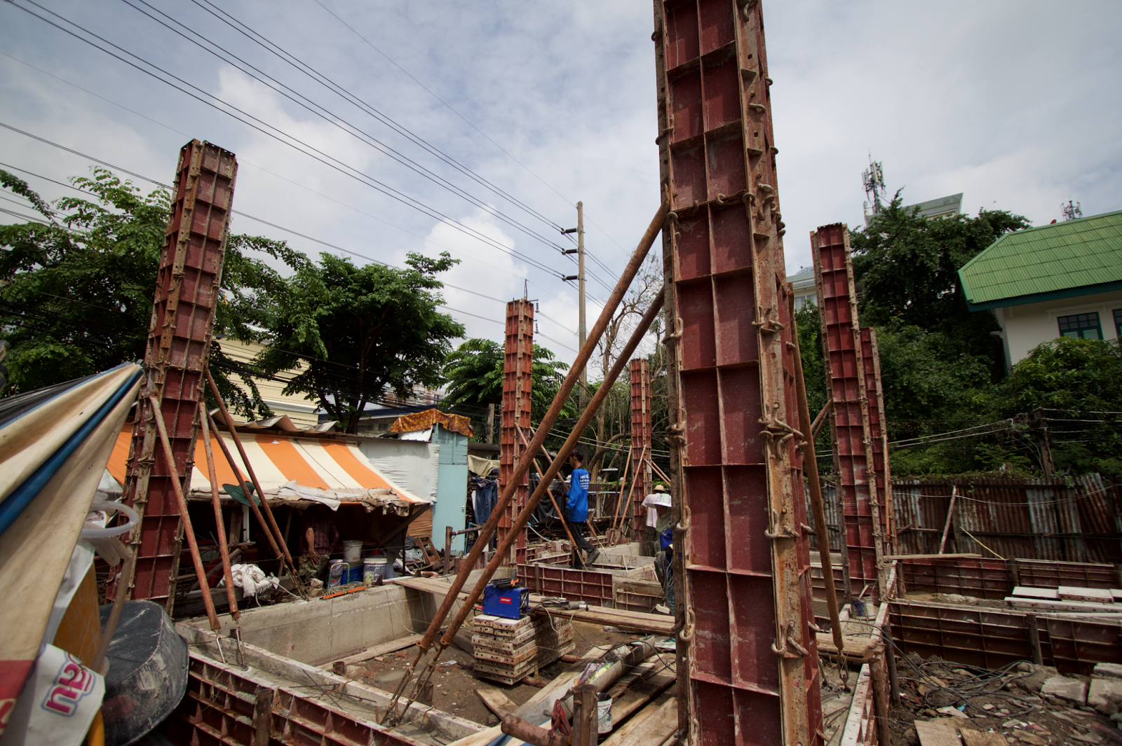 Pedgrammer: โปรเจคบ้านเลขที่ 45 : ตอนที่ 6 งานฐานราก การตอกเสาเข็ม เทคาน เทพื้น และตั้งเสาบ้าน ...