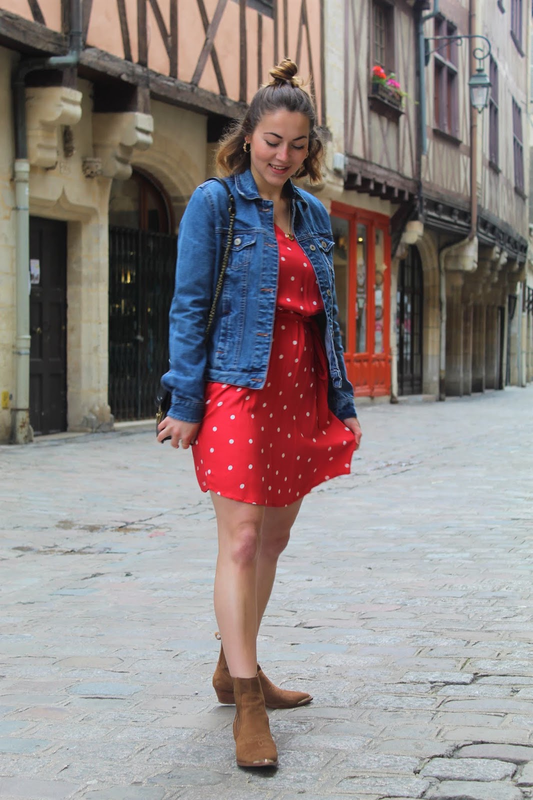 Une fille pas Parisienne: Look : du rouge, des pois & mes santiags